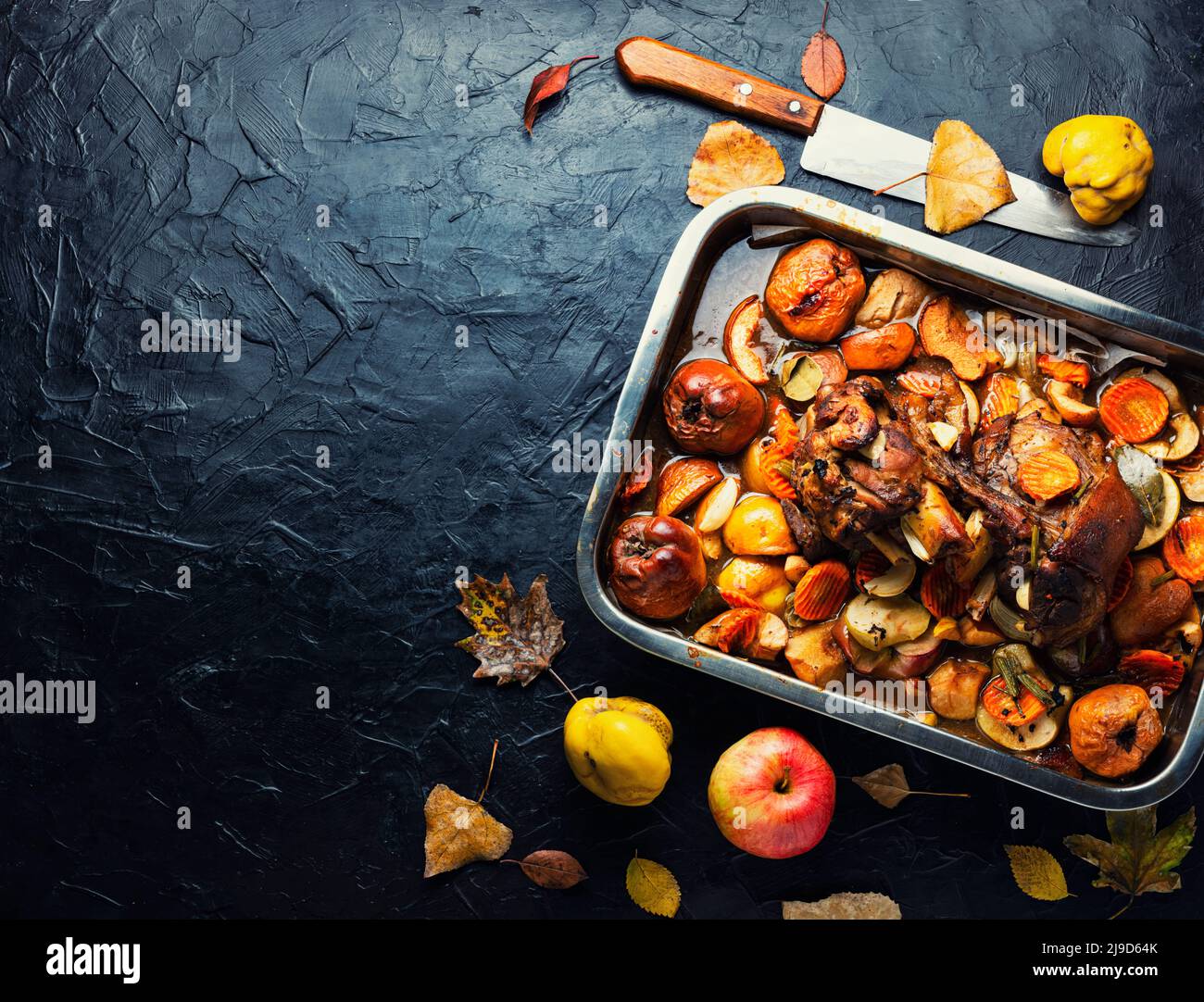 Roasted pig with apple hi-res stock photography and images - Alamy