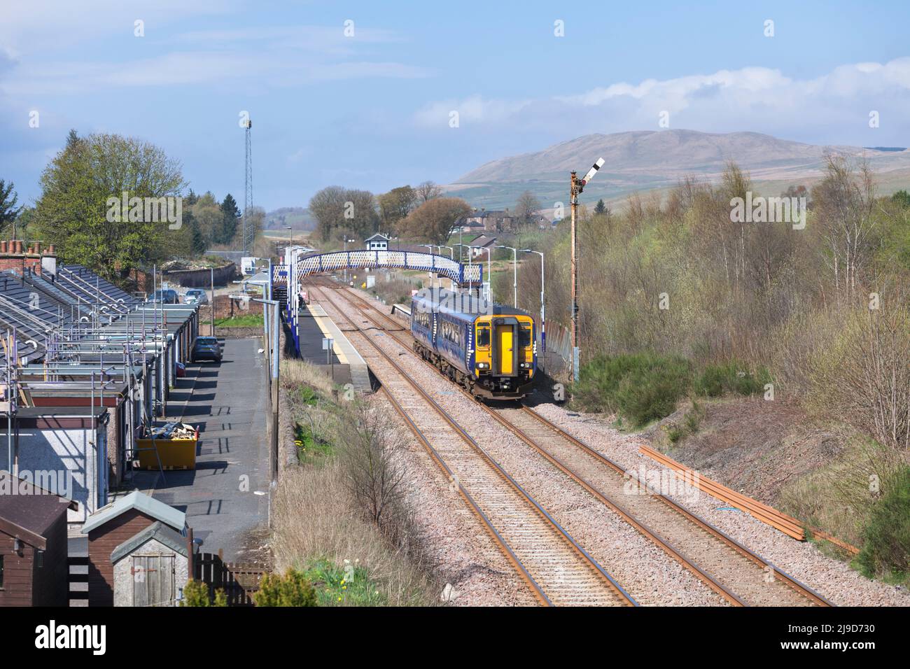 Scotrail class 156 sprinter train 156512 departing from Kirkconnel ...