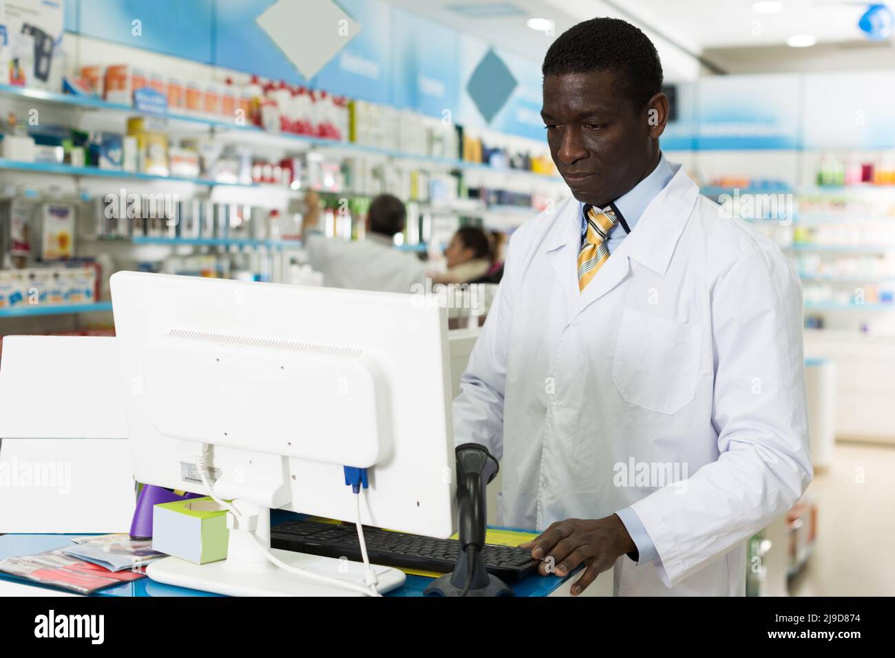 Pharmacist behind counter hi-res stock photography and images - Alamy