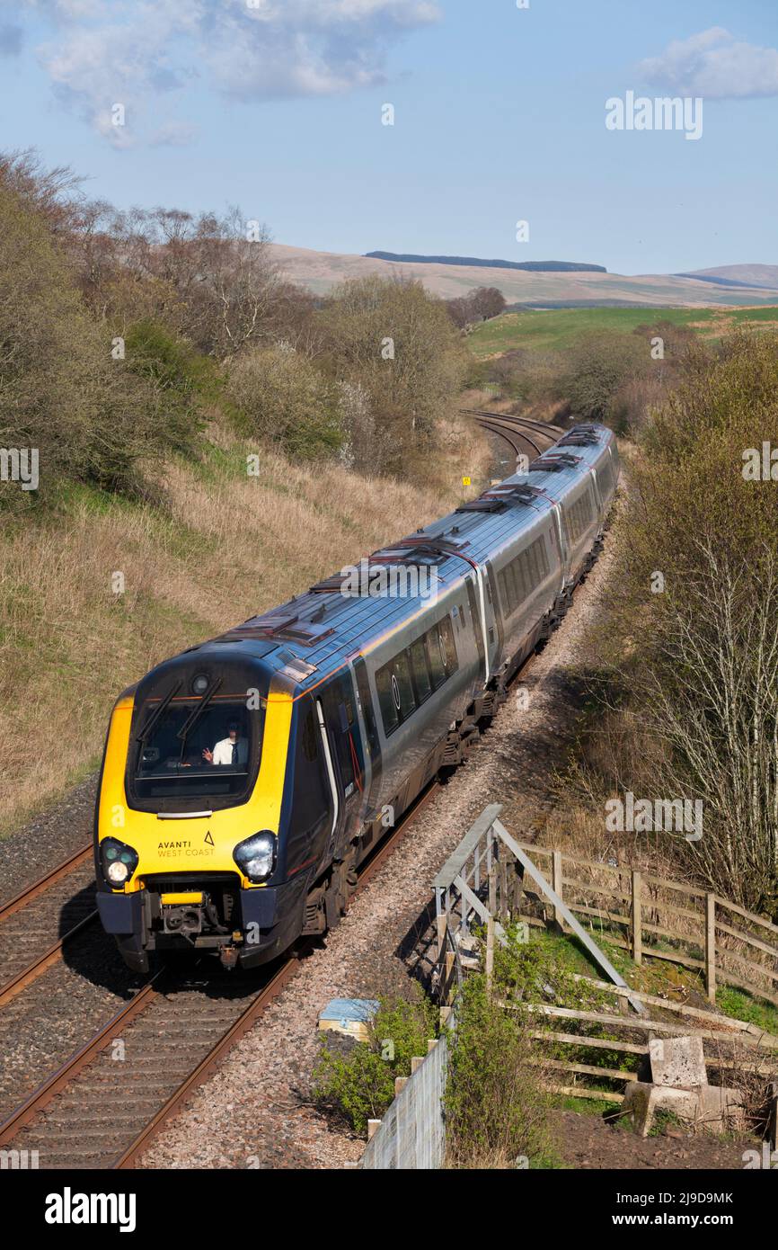 Avanti West coast class 221 diesel voyager train passing Laigh Cairn ...