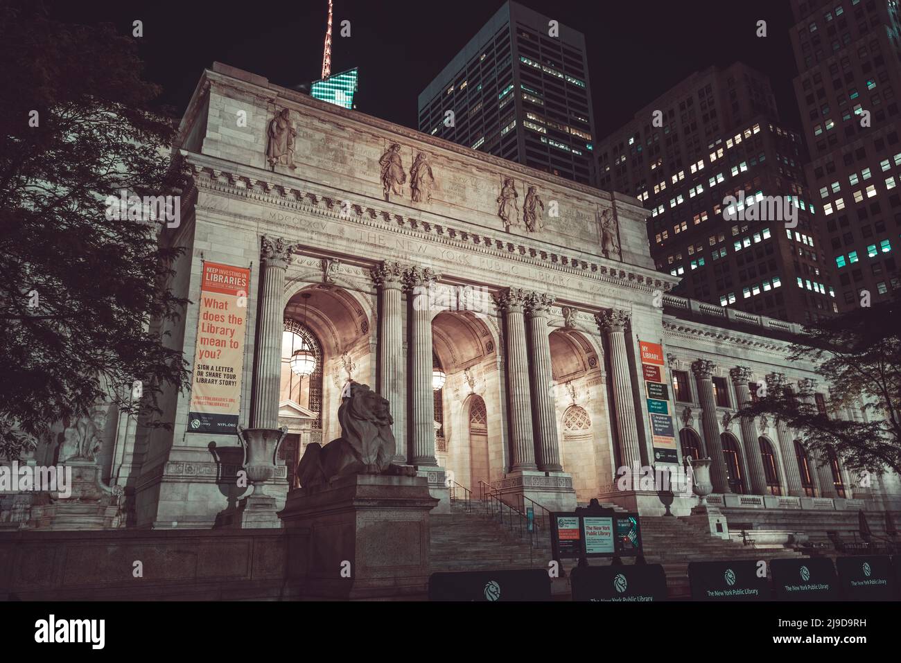 New York Public Library is an emblematic building located in the East ...
