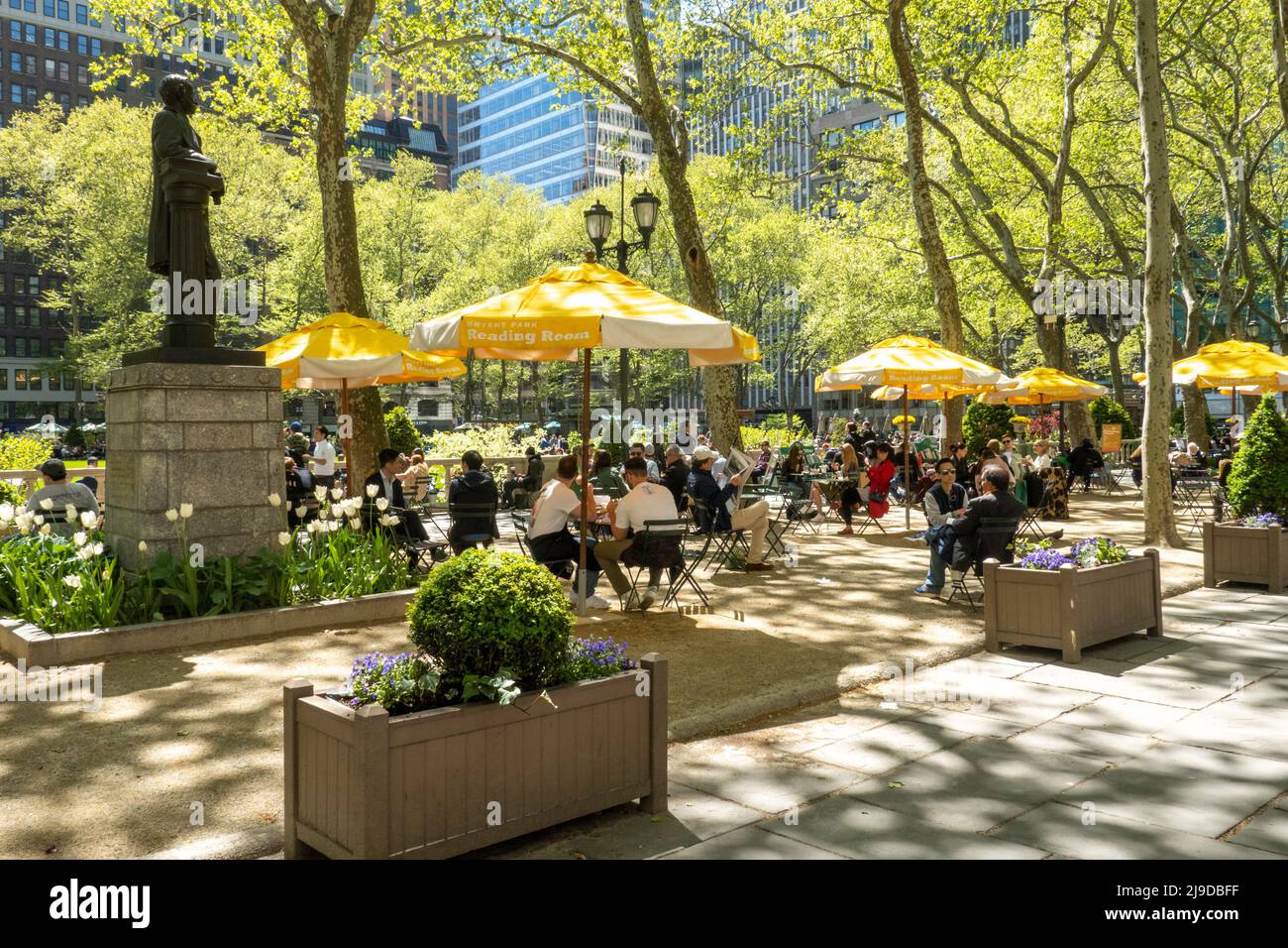 The outdoor reading room for the New York Public Library in Bryant Park ...
