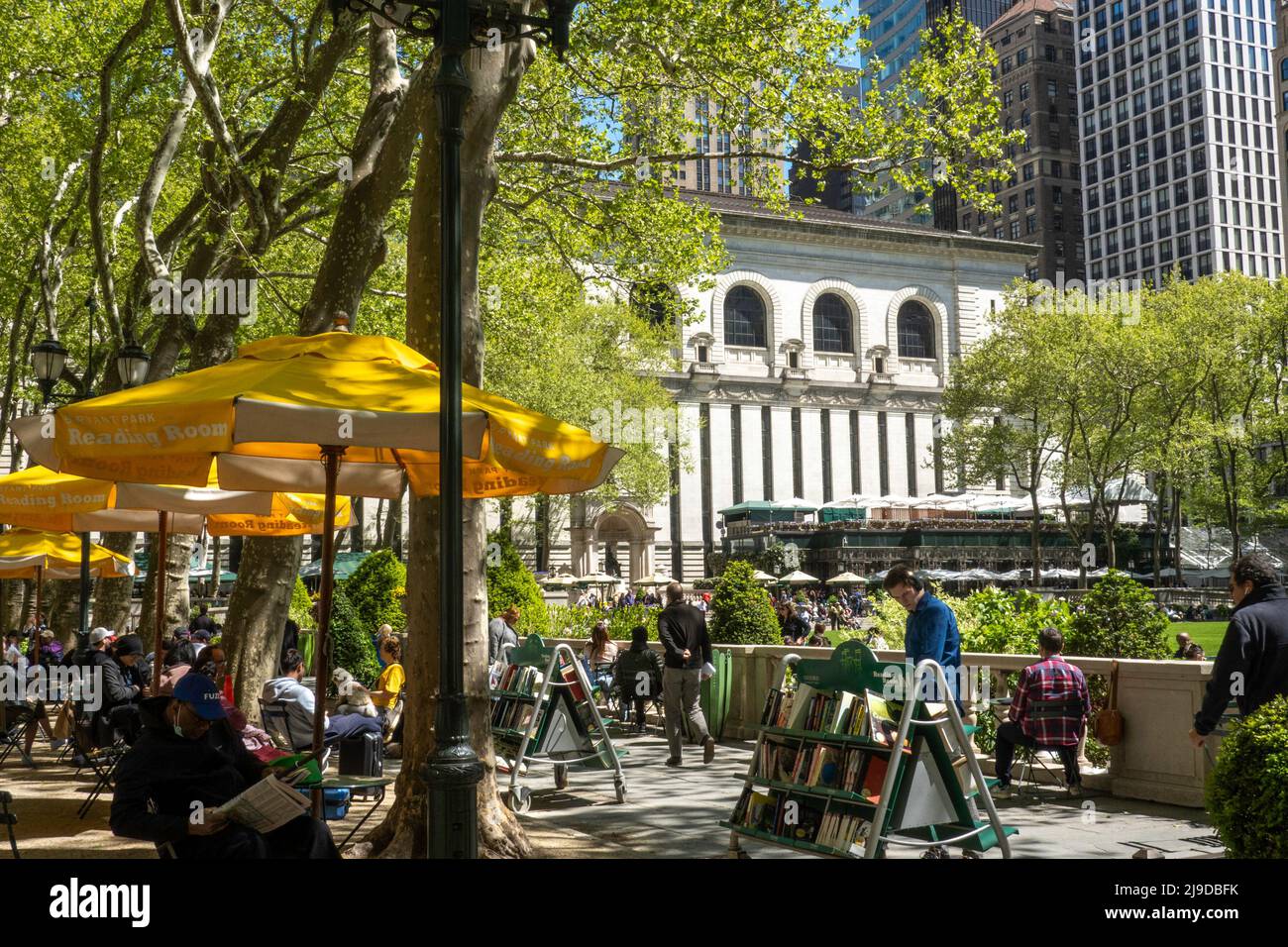 The outdoor reading room for the New York Public Library in Bryant Park ...