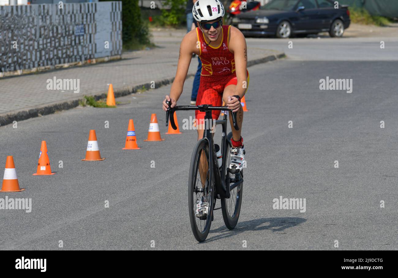 The massive triathlon competition. Аthletes competed in swimming ...