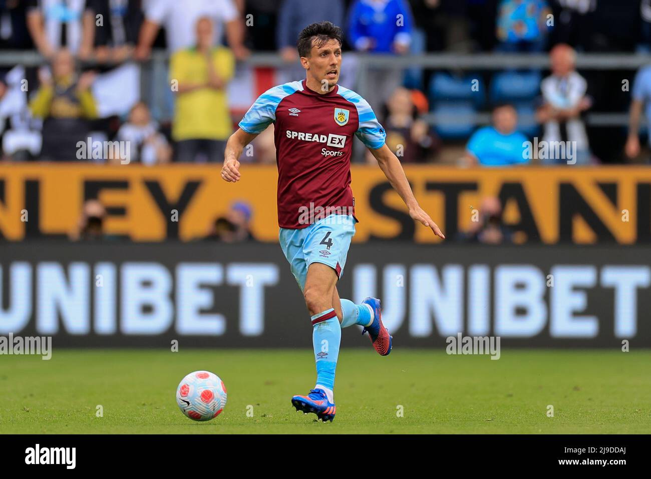 Jack Cork #4 of Burnley runs with the ball Stock Photo - Alamy