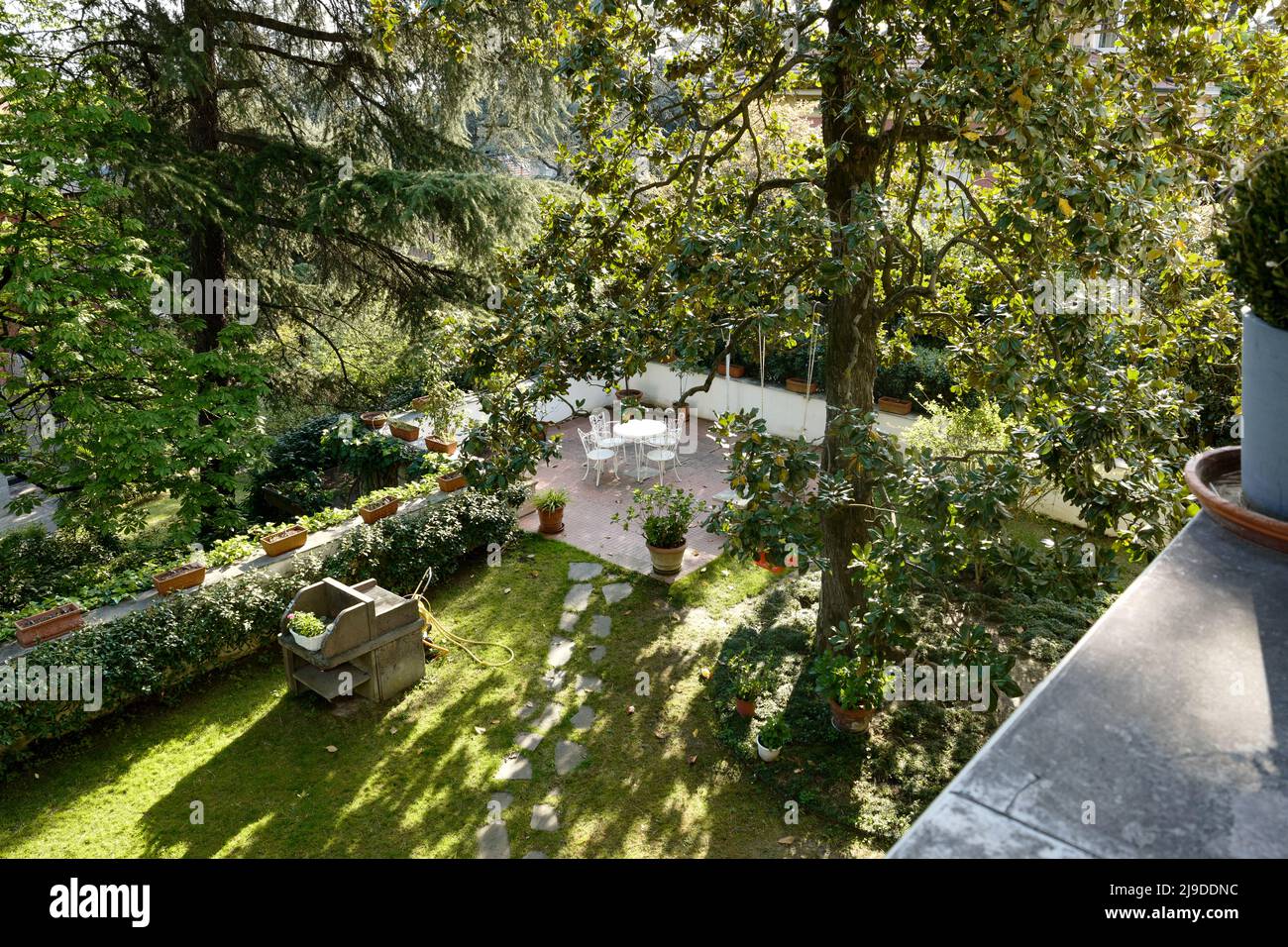 Mid century modern garden hi-res stock photography and images - Alamy