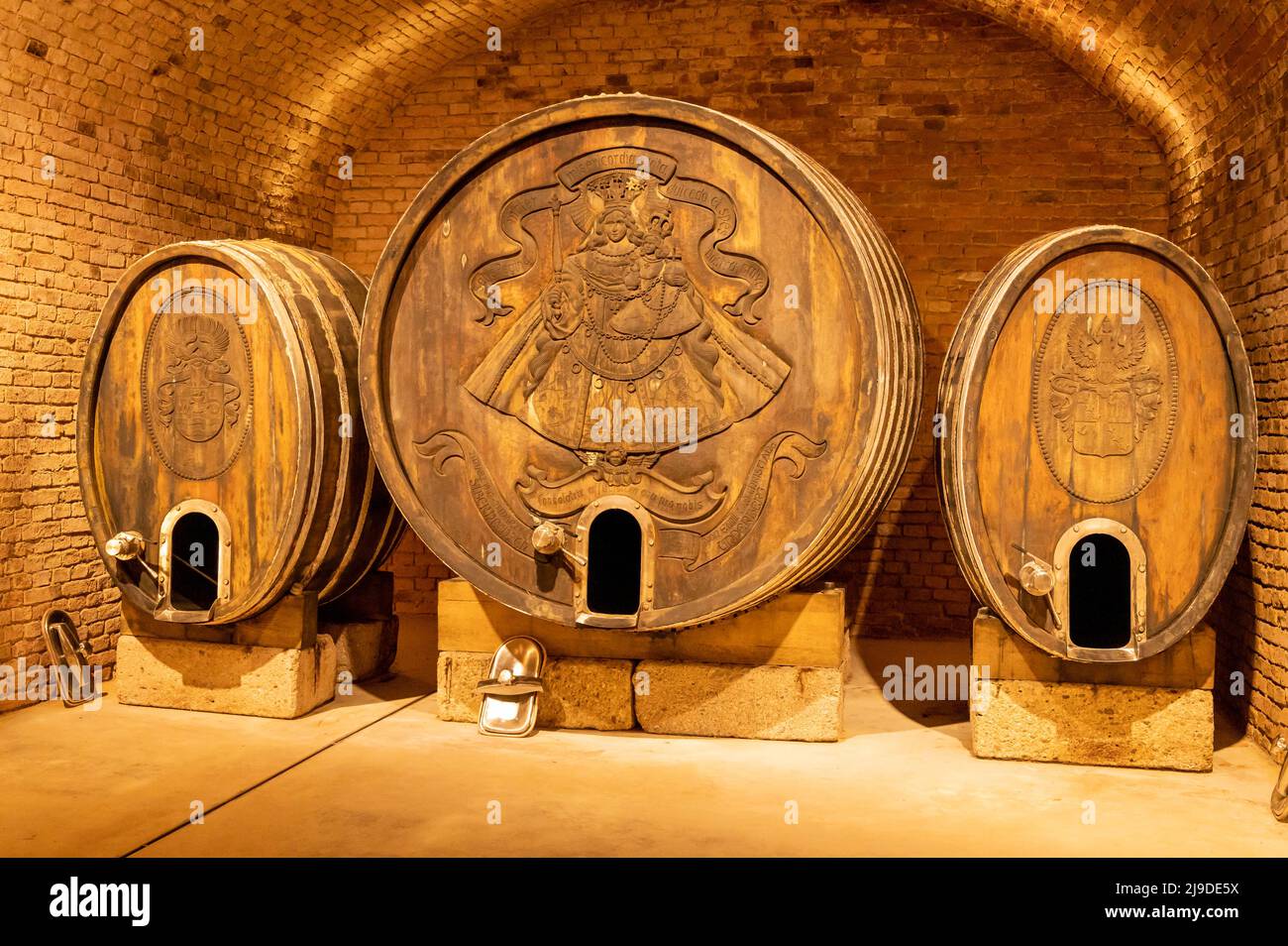 Sparkling white and rose wine production by traditional methods in ...