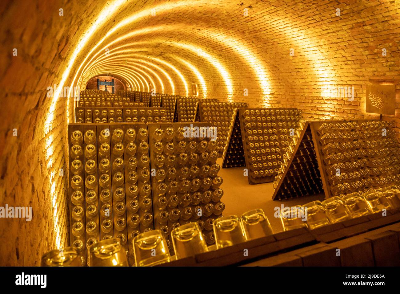 Sparkling white and rose wine production by traditional methods in ...