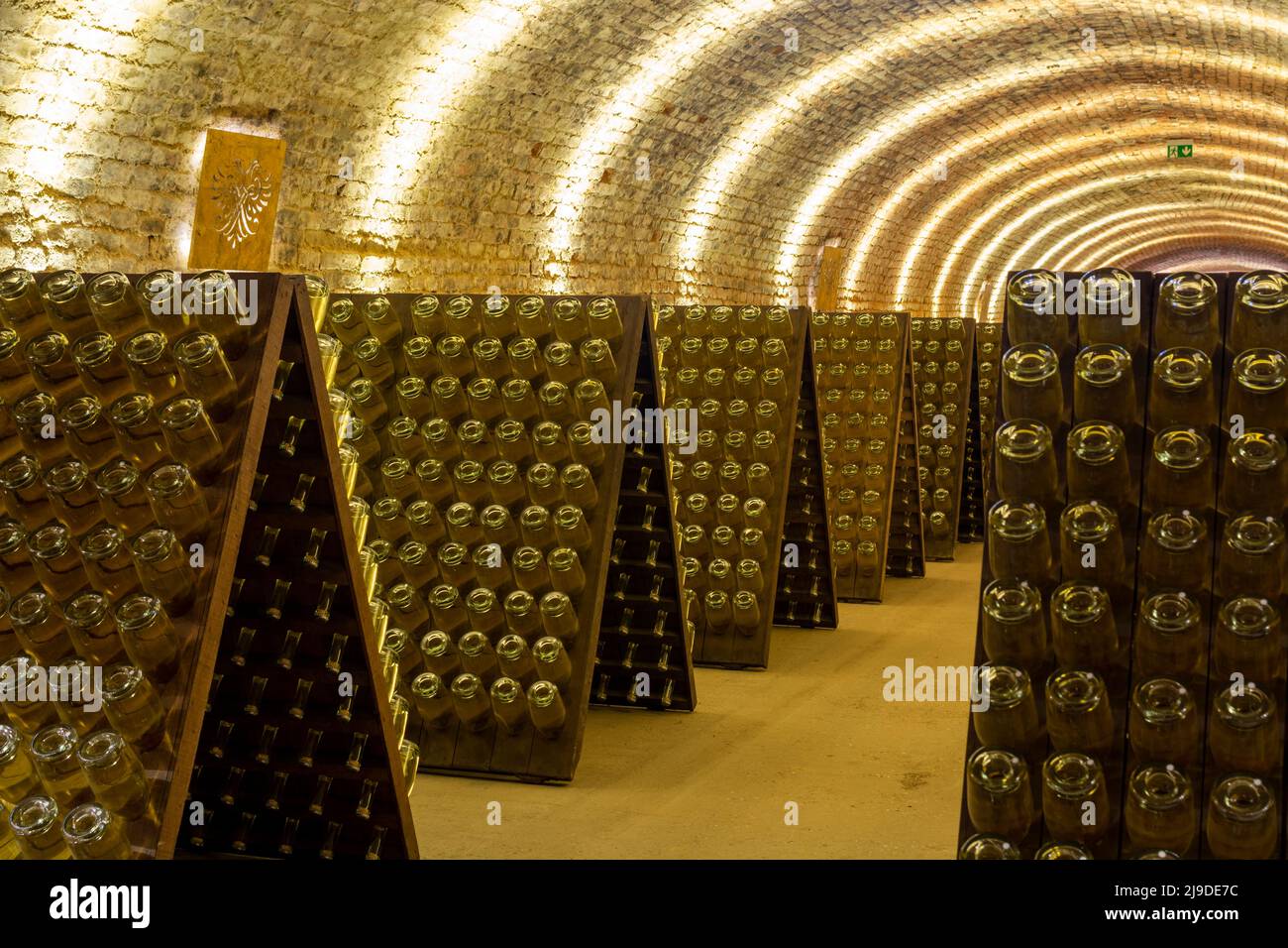 Sparkling white and rose wine production by traditional methods in ...