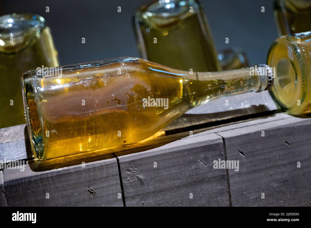 Sparkling white and rose wine production by traditional methods in ...