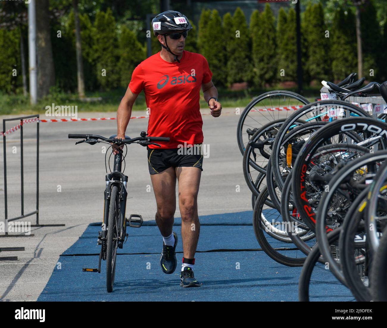 The massive triathlon competition. Аthletes competed in swimming ...