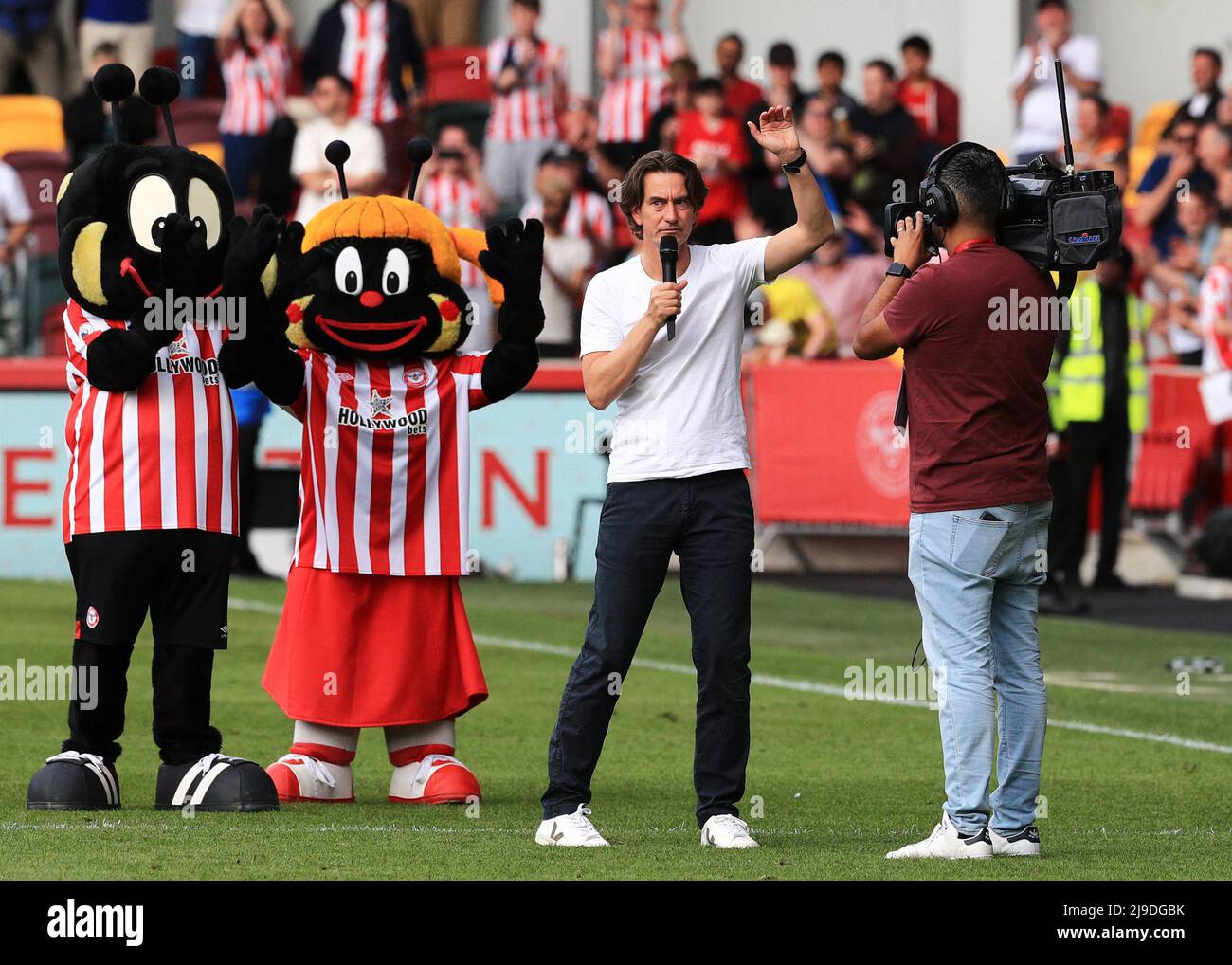 Thomas frank brentford fans hi-res stock photography and images - Alamy