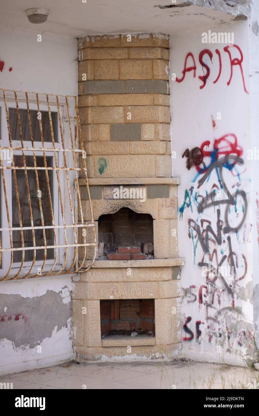 Ruin ruins fireplace hi-res stock photography and images - Alamy