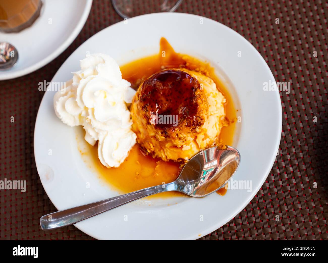 Flan con nata hi-res stock photography and images - Alamy