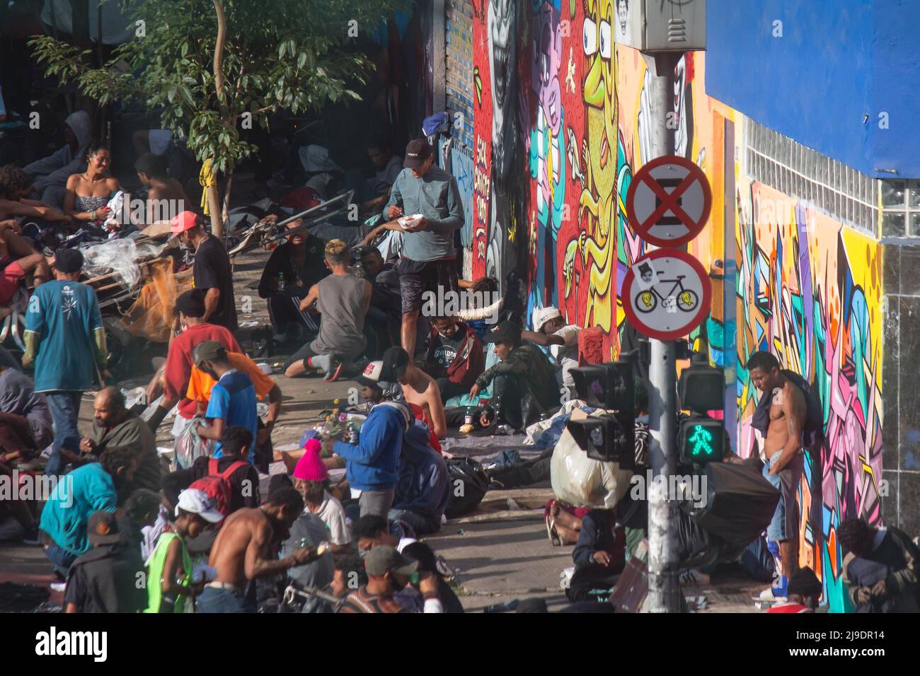 Cracolândia drug users occupy a block on Rua Helvetia between Avenida ...