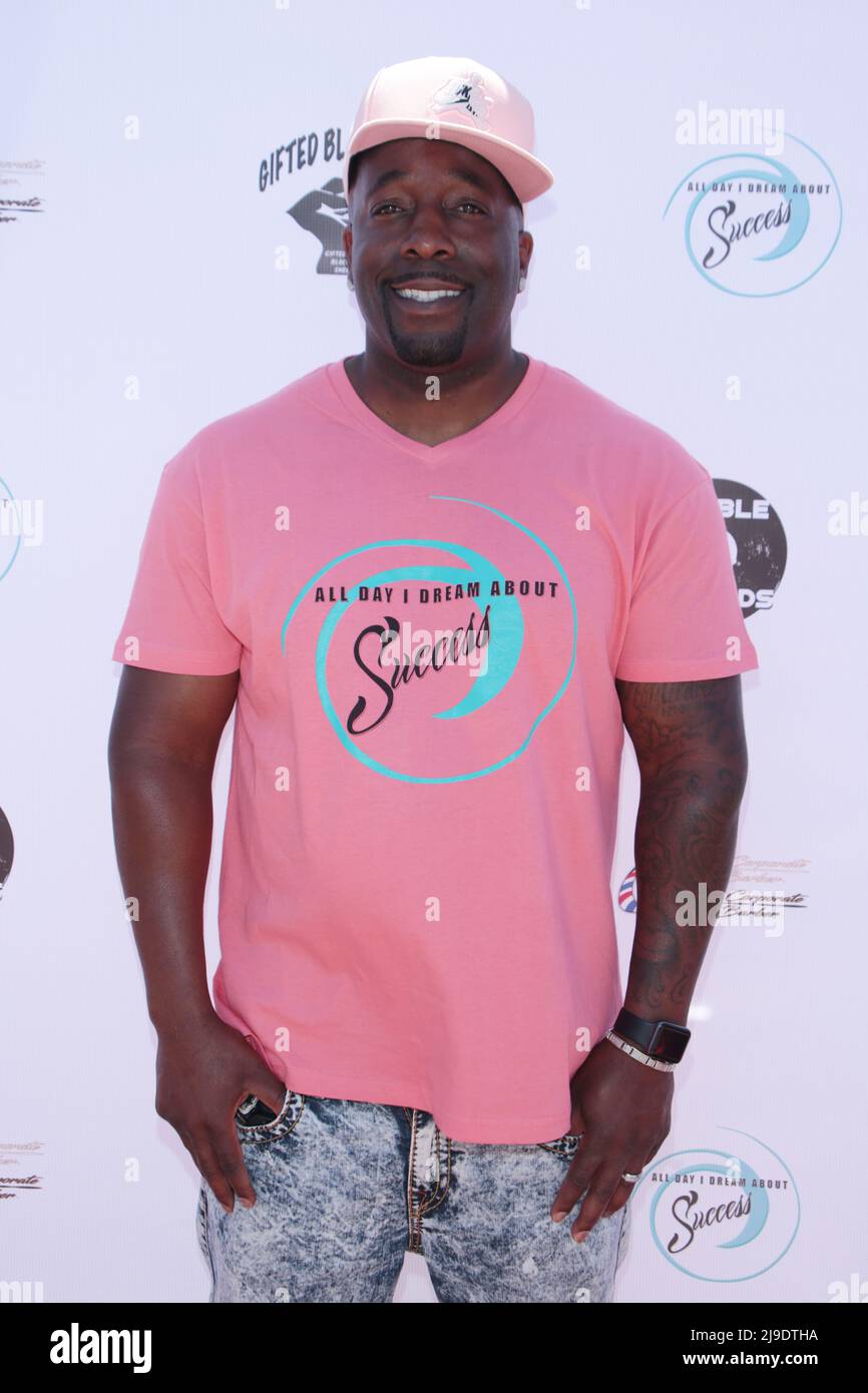 Under the bridge studios host hi-res stock photography and images - Alamy