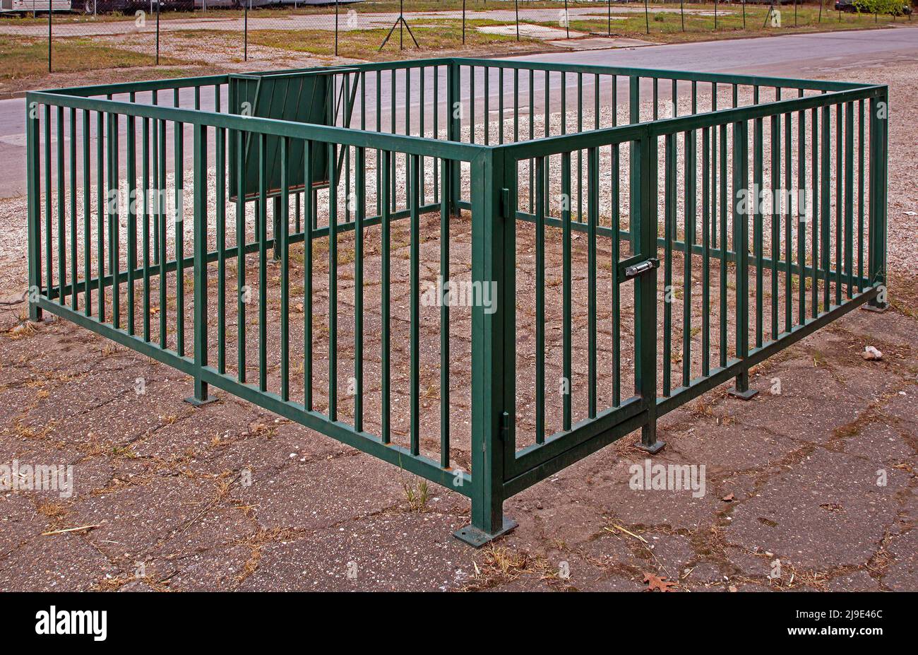 Empty metal cage hi-res stock photography and images - Alamy