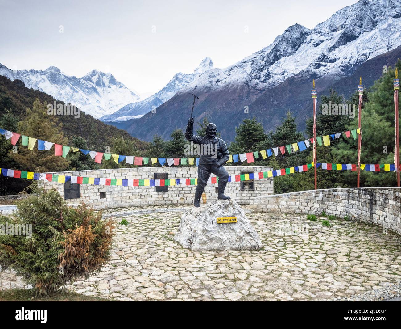 Bronze statue of Tenzing Norgay Sherpa in front of Everest (8850m ...