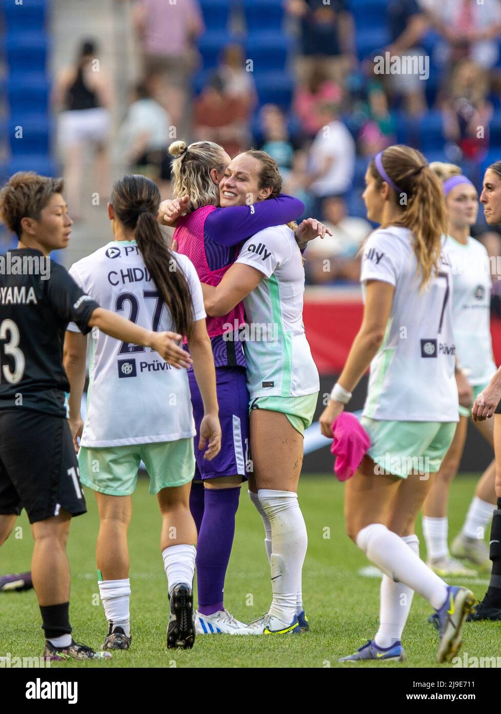 Ashlyn Harris (#18 NJ/NY Gotham FC) and Jaelin Howell (#6 Raching FC ...