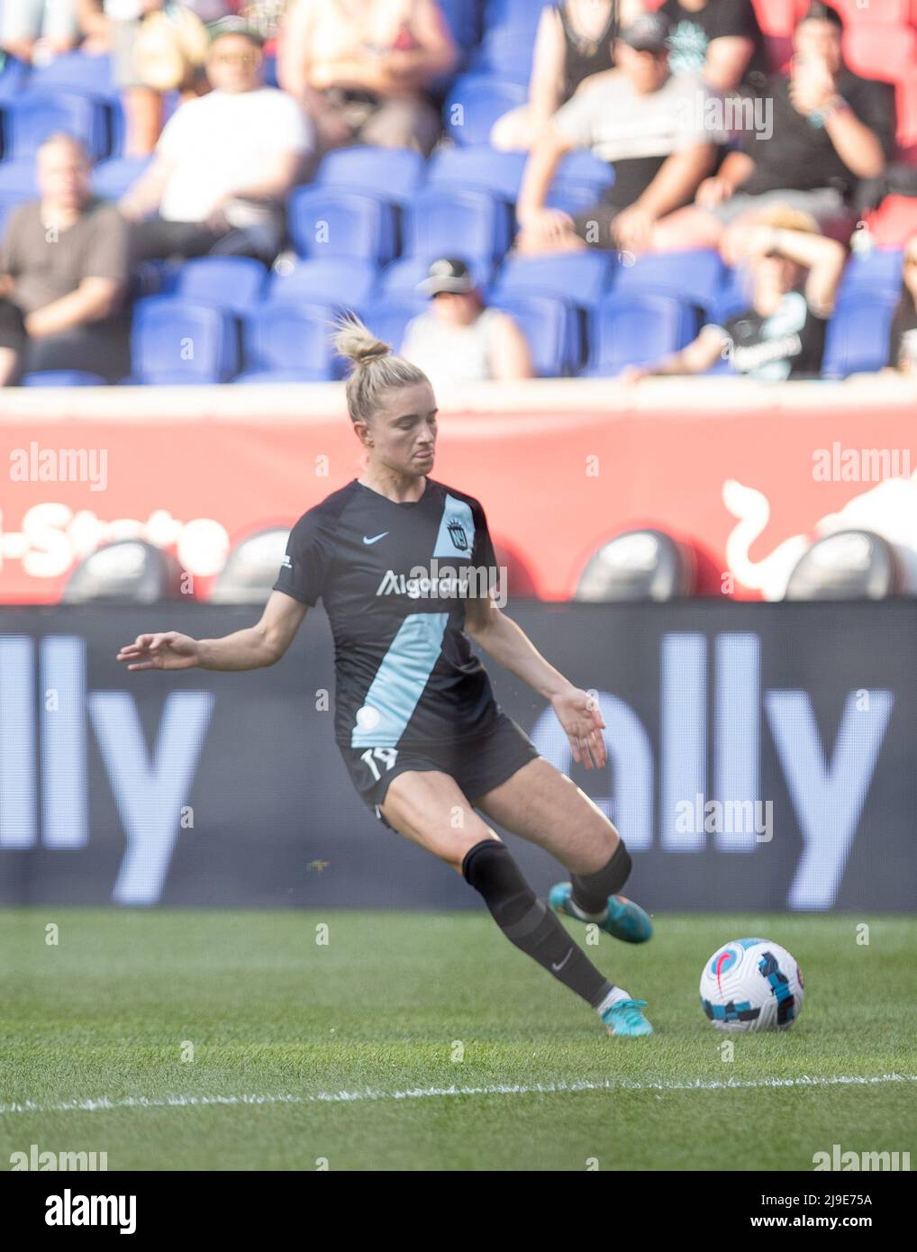 Kristie Mewis (#19 NJ/NY Gotham FC) free kick during the National ...