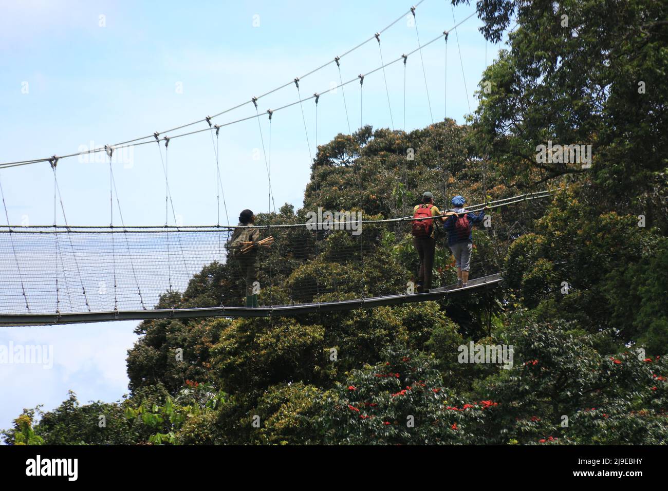 (220523) -- KIGALI, May 23, 2022 (Xinhua) -- People walk through the ...