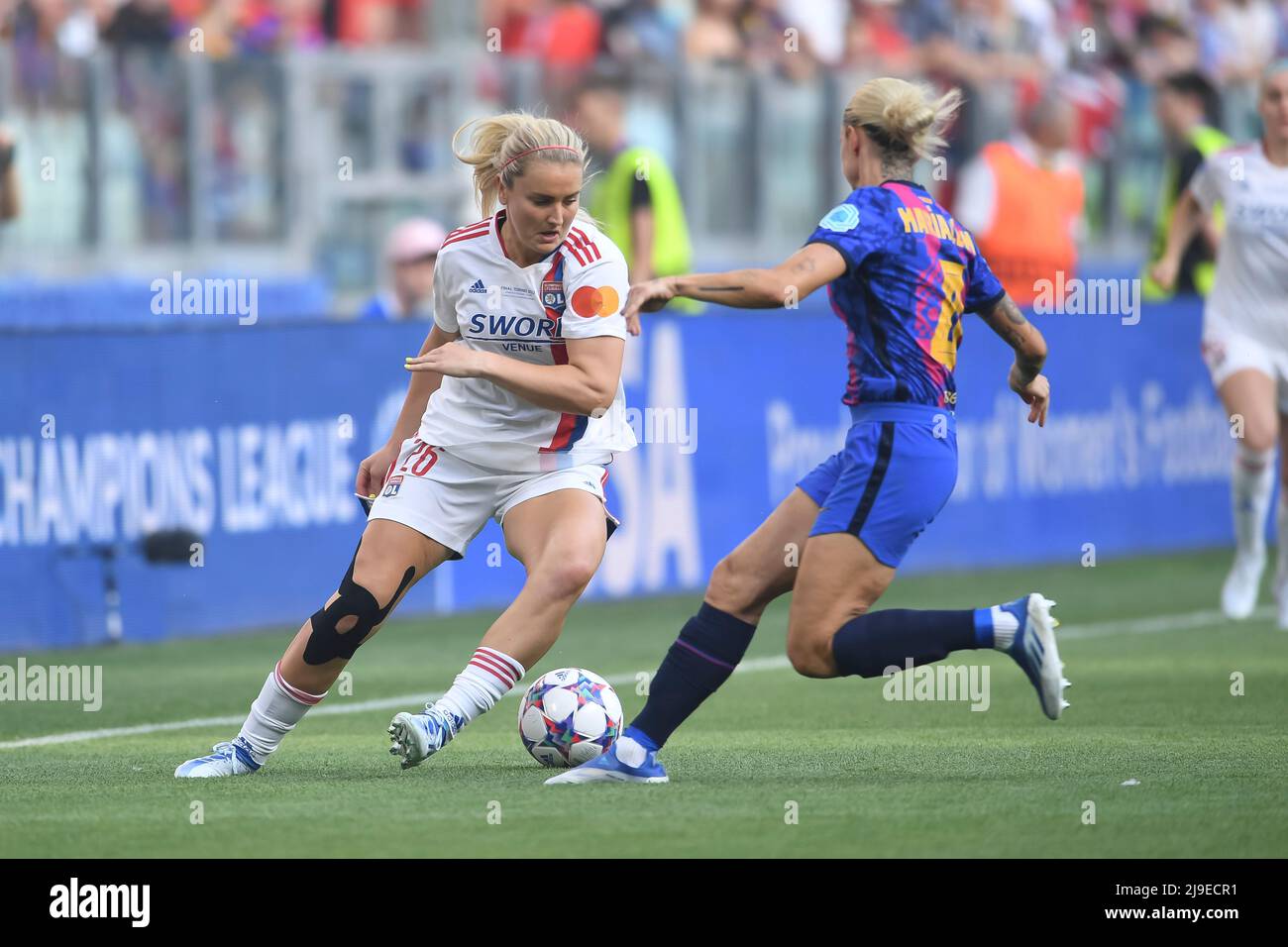 Lindsey Horan (Olympique Lyonnais) Maria Pilar Leon (Barcelona Women ...