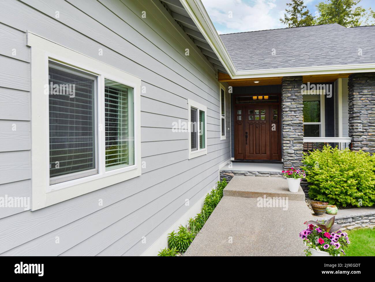 Modern residential front exterior Stock Photo - Alamy