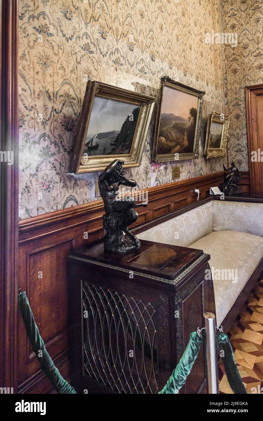 Chintz furniture hi-res stock photography and images - Alamy