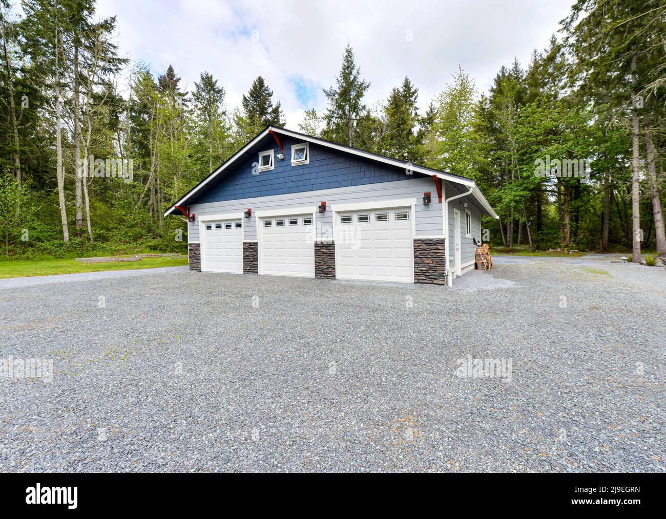 Modern residential garage exterior Stock Photo - Alamy