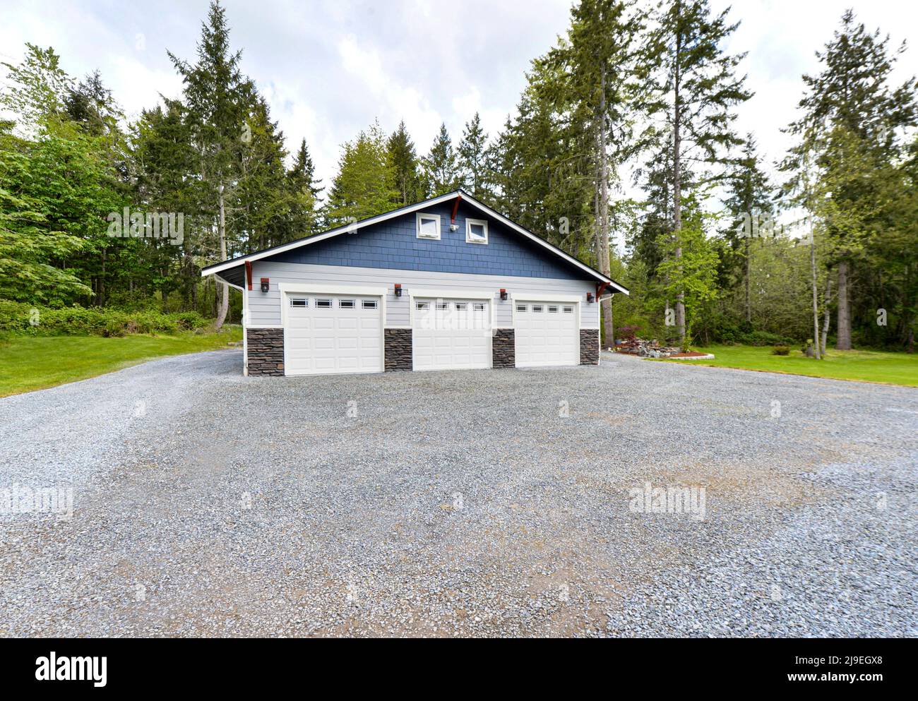 Modern residential garage exterior Stock Photo - Alamy
