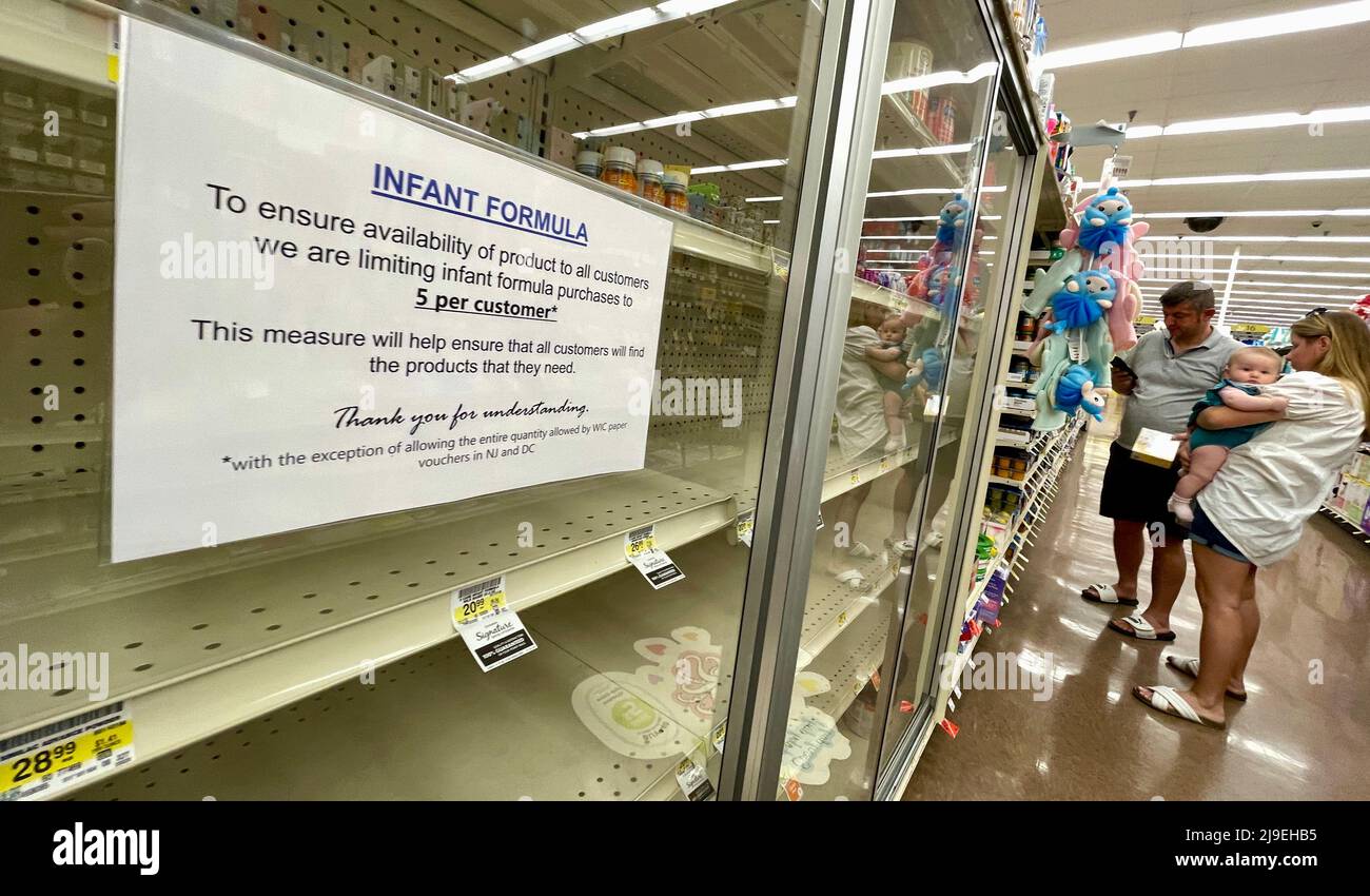 Baby formula on shelf hi-res stock photography and images - Alamy