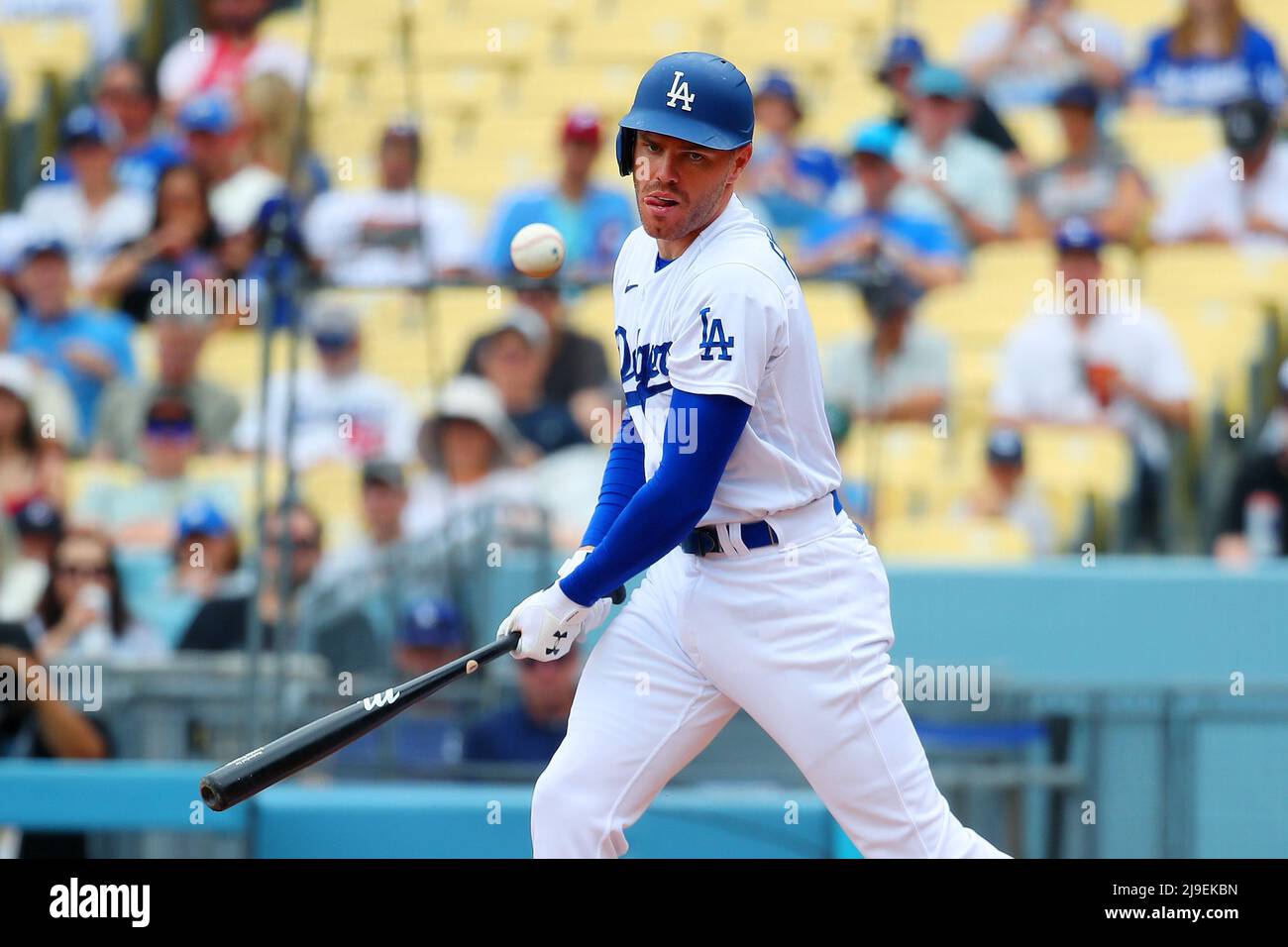 Los Angeles Dodgers first baseman Freddie Freeman (5) eyes a pitch ...