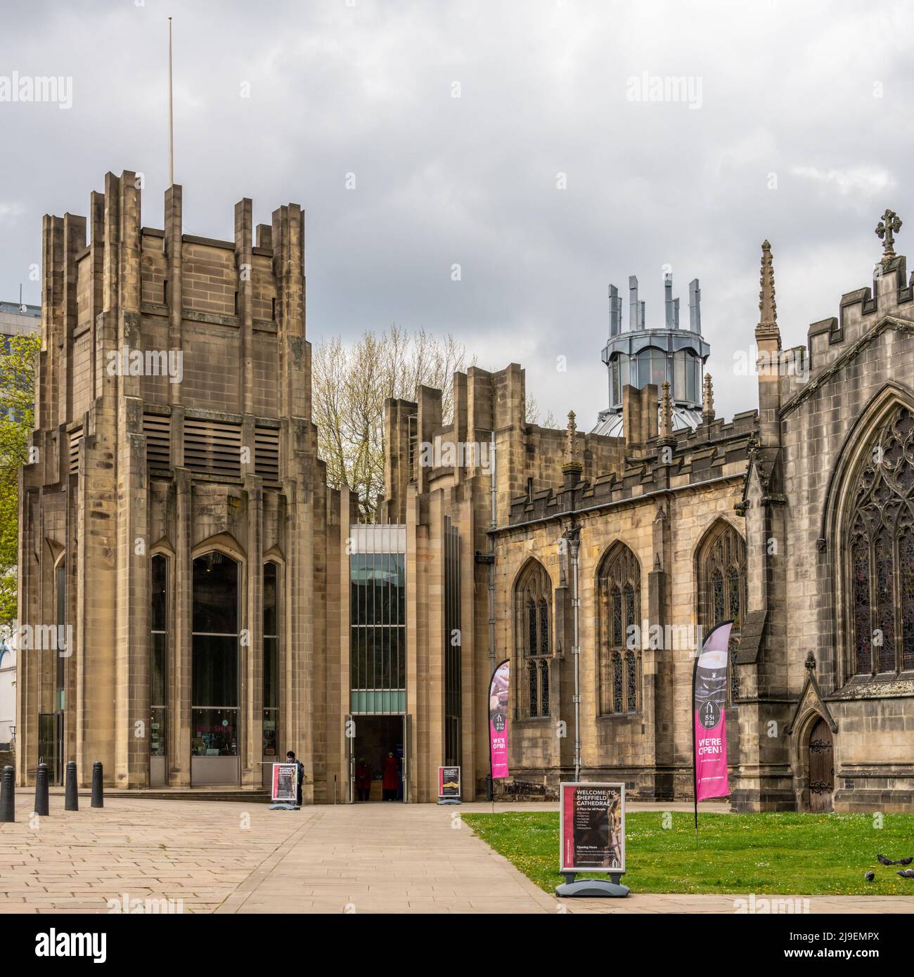 Sheffield Cathedral Exterior Stock Photo - Alamy