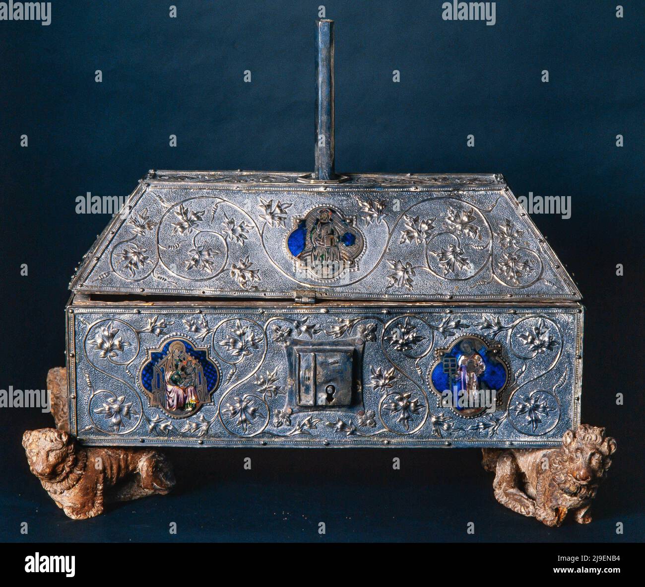 Arqueta relicario, siglo XIV. Museo Episcopal de Vic Stock Photo - Alamy