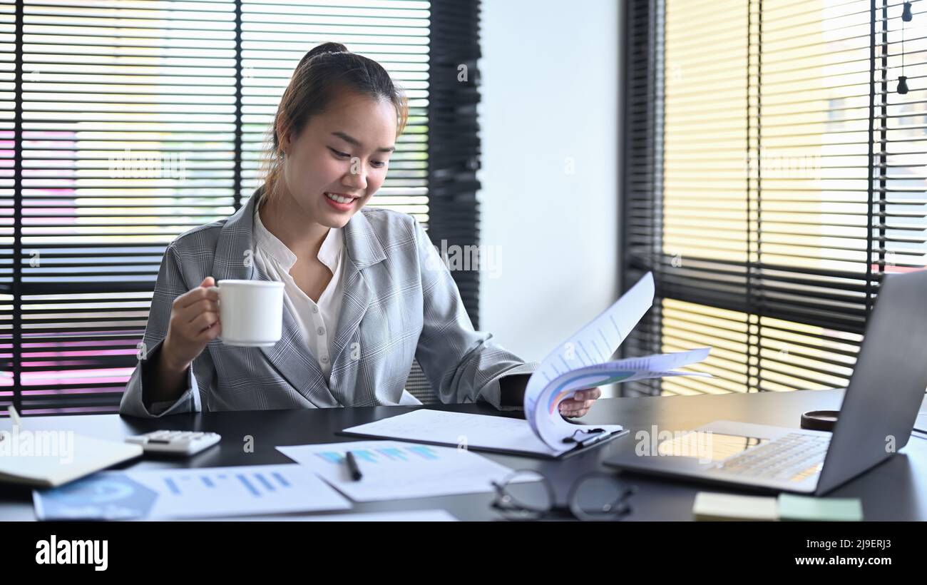 Smiling female accountant hi-res stock photography and images - Alamy