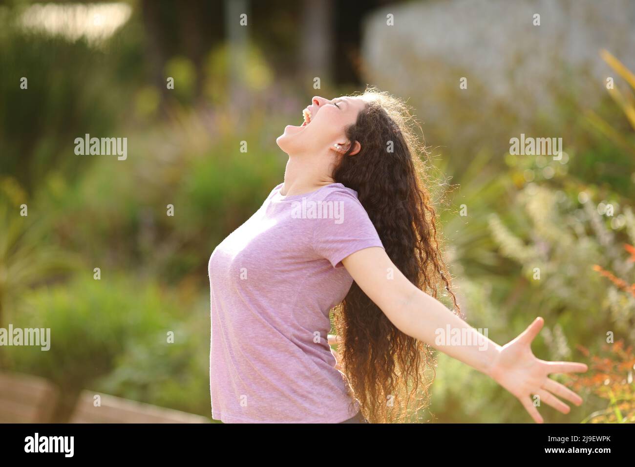 Woman mouth open side profile hi-res stock photography and images - Alamy