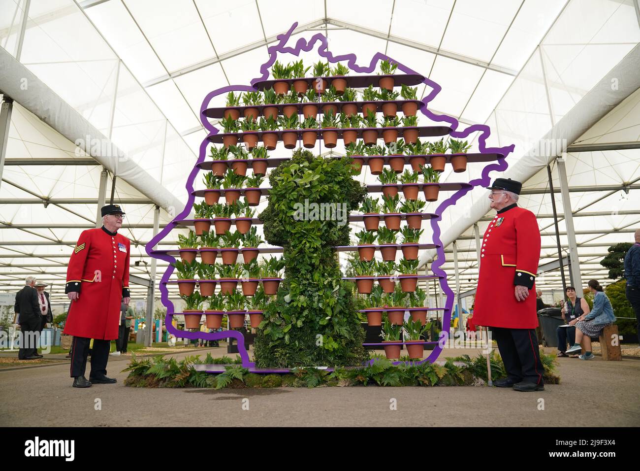 Chelsea Pensioners Ted Fell (left) and George Reid pose beside florist ...