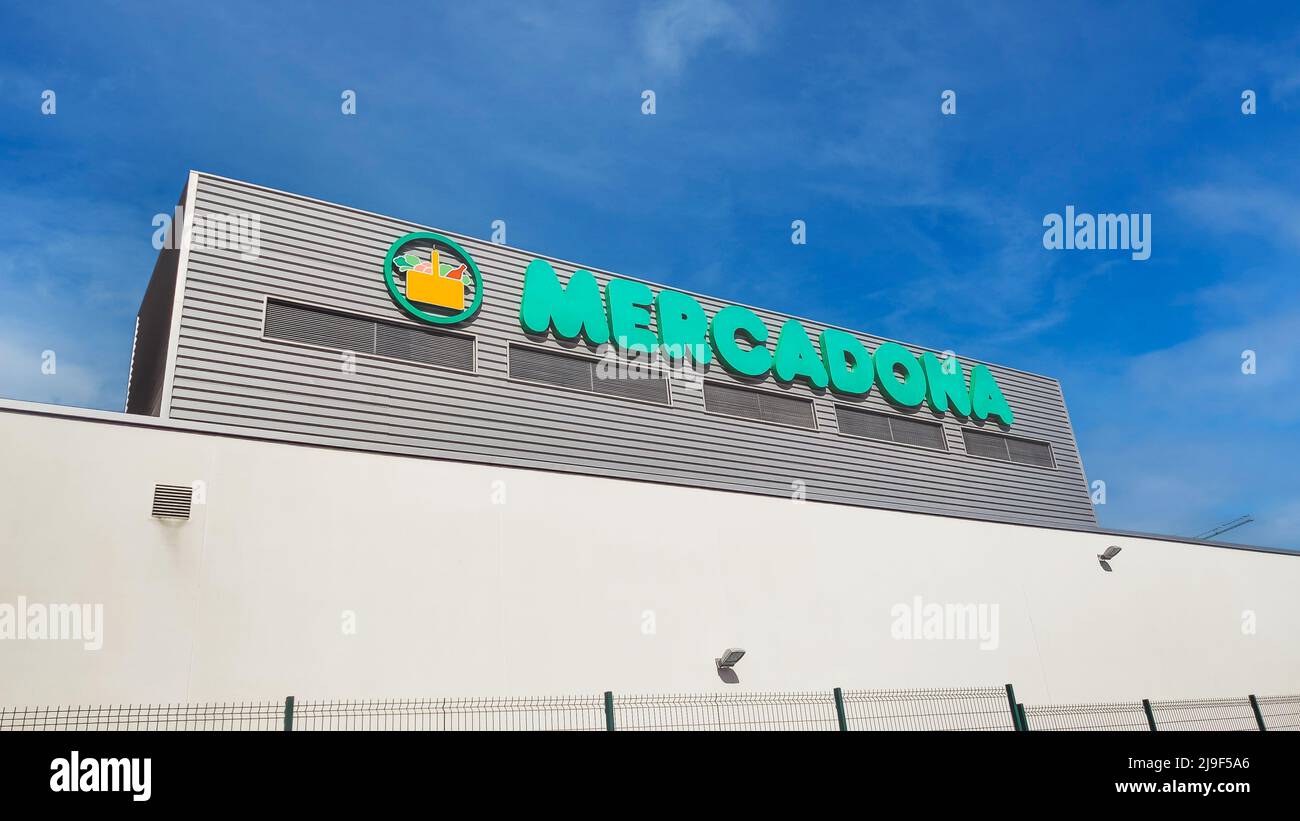 Supermarket logo store facade hi-res stock photography and images - Alamy