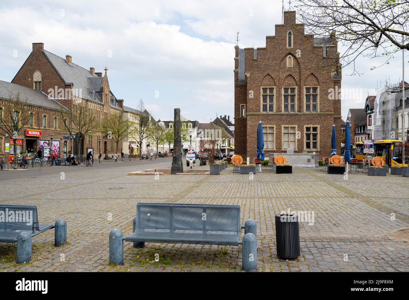 Deutschland, NRW, Erftstadt-Lechenich, Markt mit Rathaus von Westen ...
