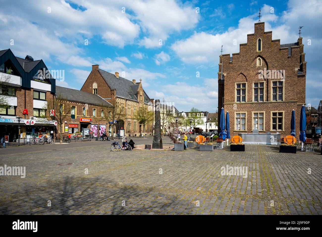 Deutschland, NRW, Erftstadt-Lechenich, Markt mit Rathaus von Westen ...