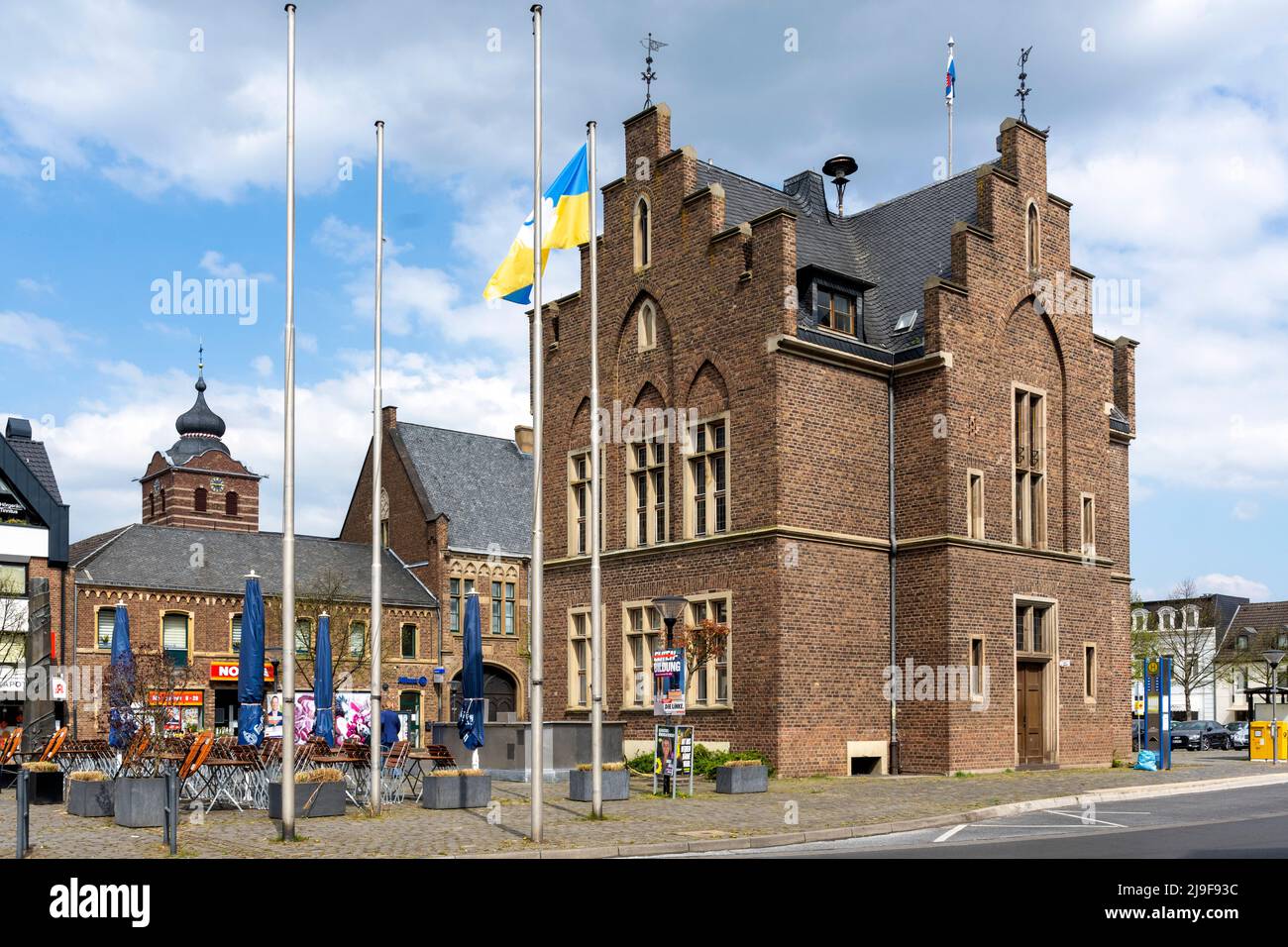 Deutschland, NRW, Erftstadt-Lechenich, Markt mit Rathaus von Westen ...