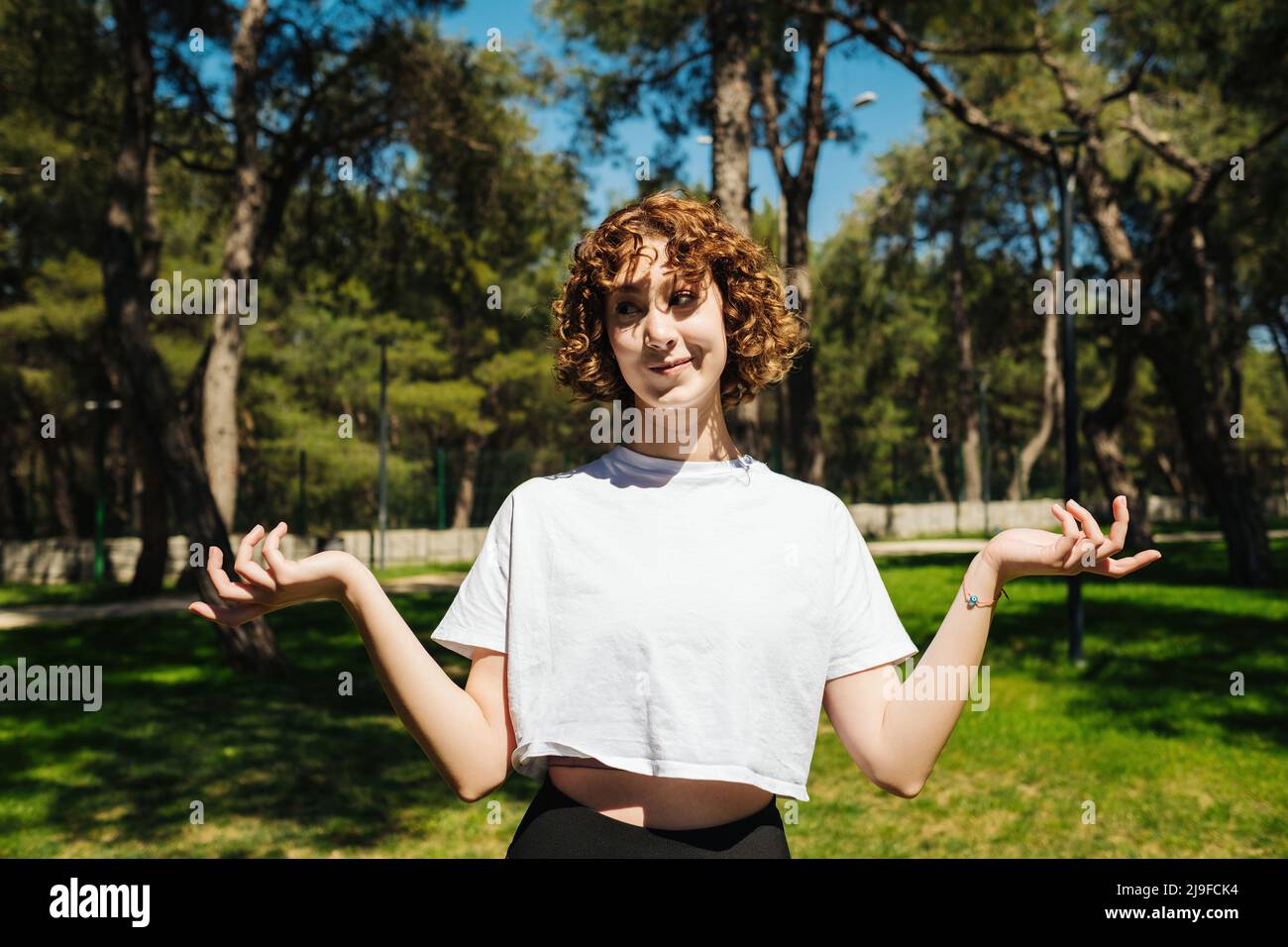 I don't know. Photo portrait of clueless unsure female student ...