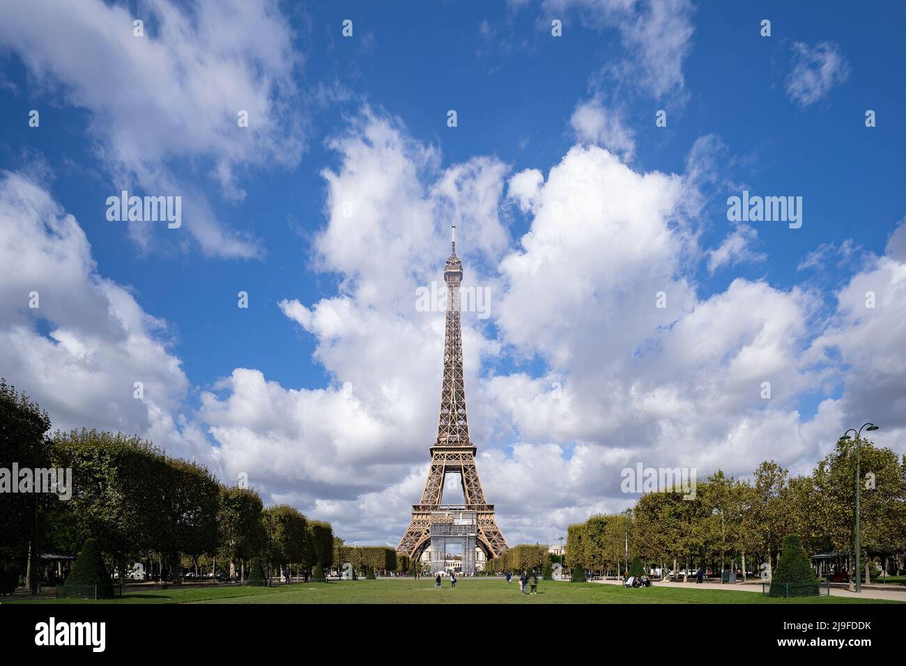 Daytime paris sightseeing tour hi-res stock photography and images - Alamy