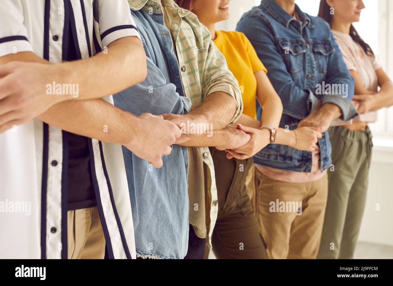 Friends standing together hi-res stock photography and images - Alamy