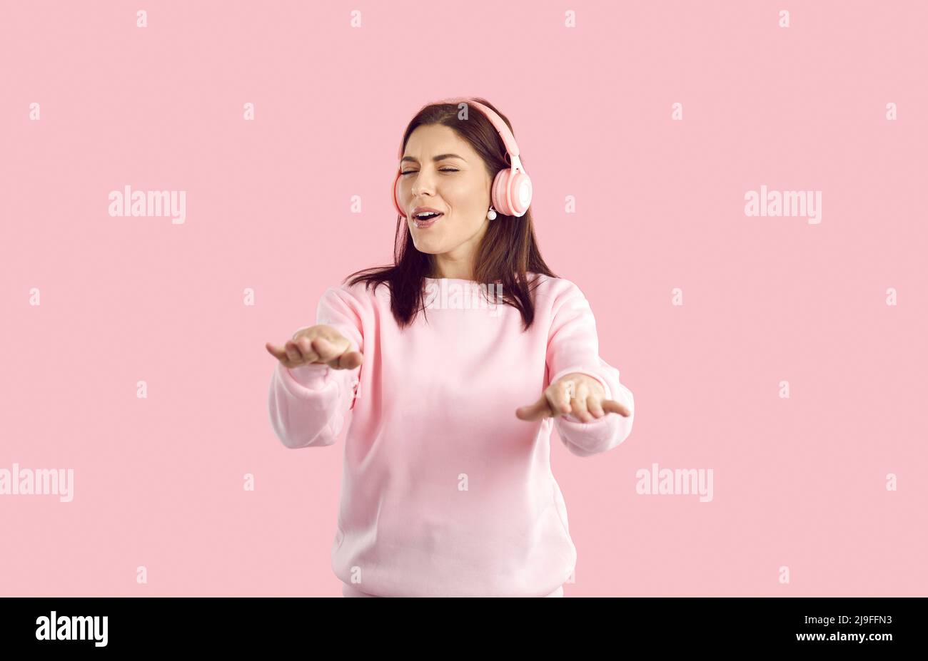 Listen to music hi-res stock photography and images - Alamy