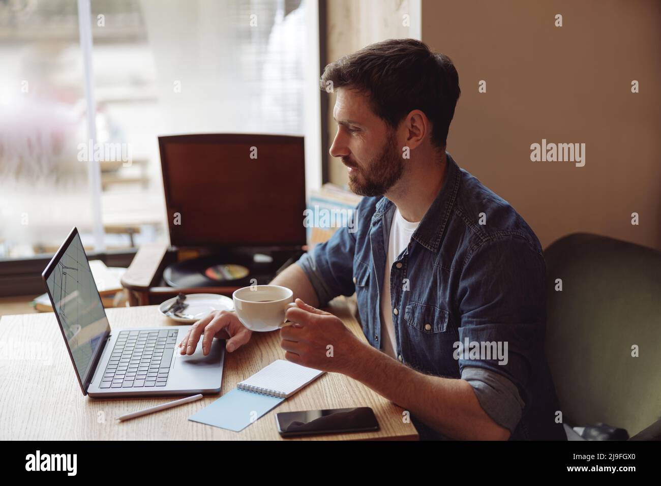 Freelancer male hi-res stock photography and images - Alamy