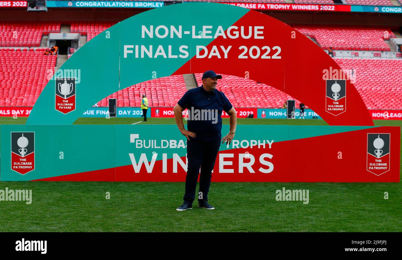 LONDON, ENGLAND - MAY 22: Andy Woodman manager of Bromley after The ...