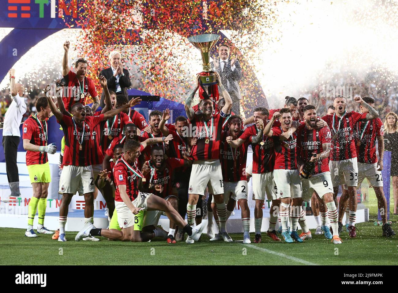 Ac milan celebrate with the trophy hi-res stock photography and images ...
