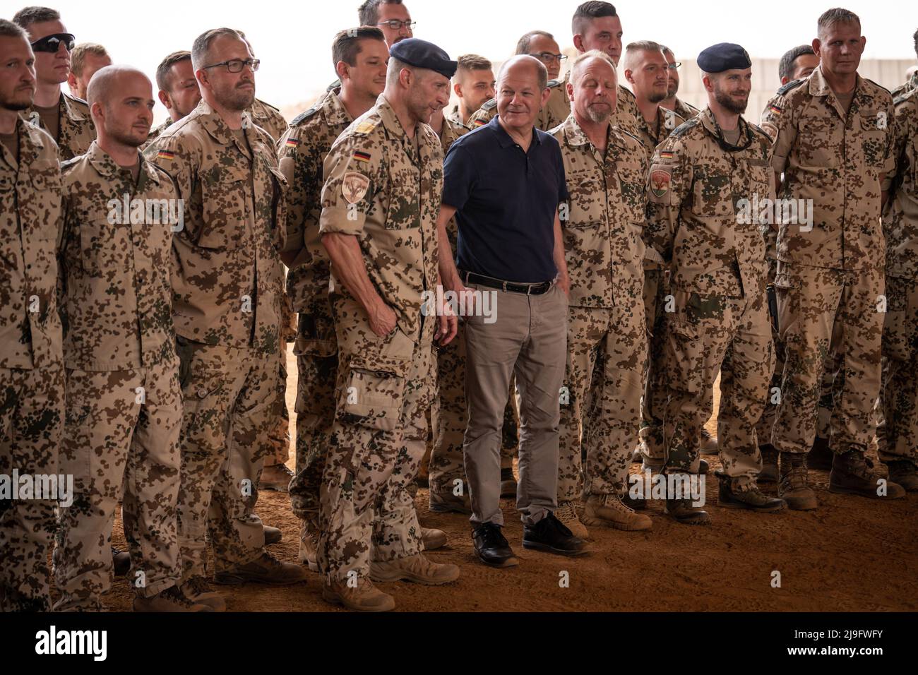 Tillia, Niger. 23rd May, 2022. German Chancellor Olaf Scholz (M, SPD ...