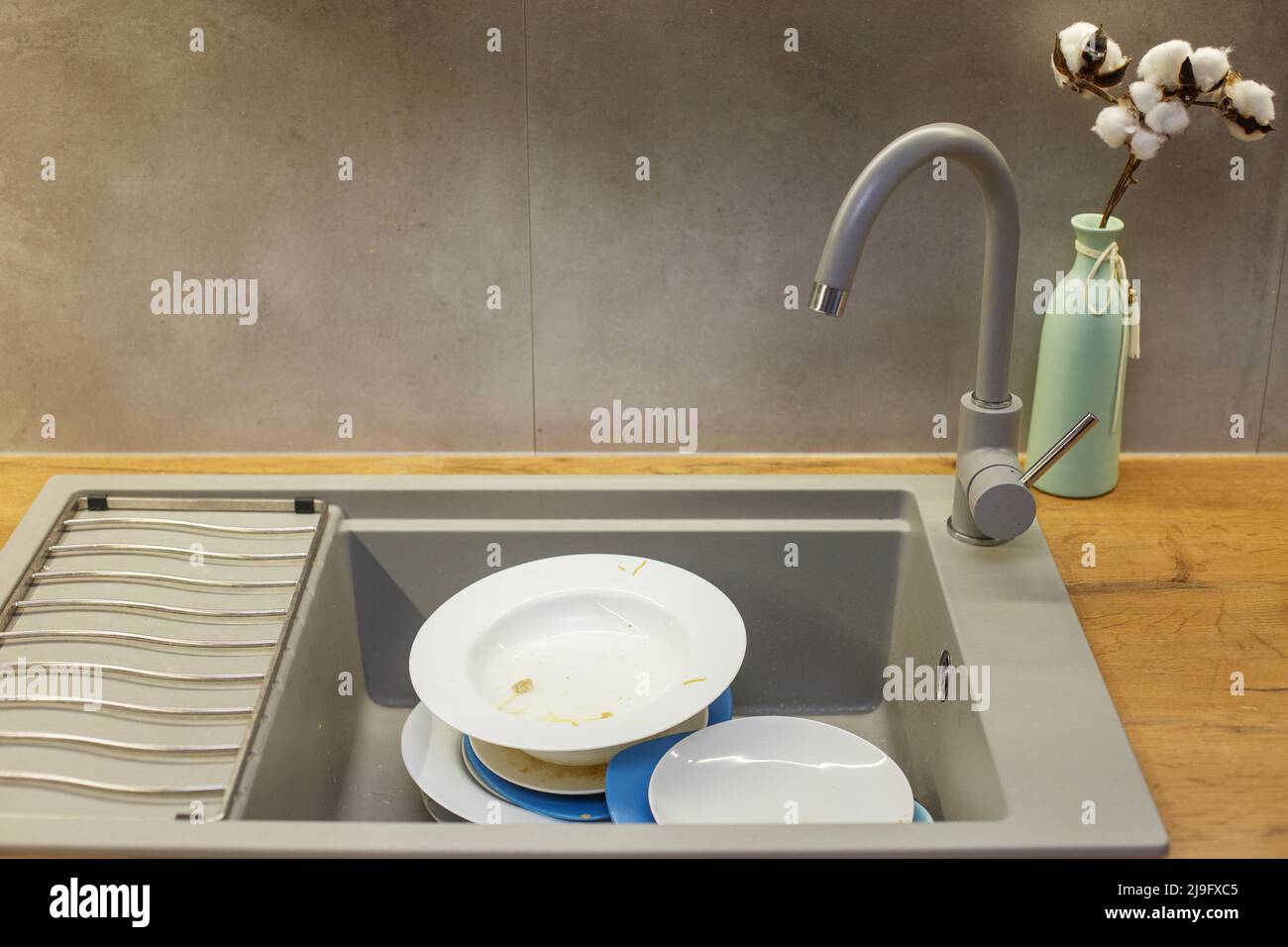 Woman washing plates kitchen sink hi-res stock photography and images ...